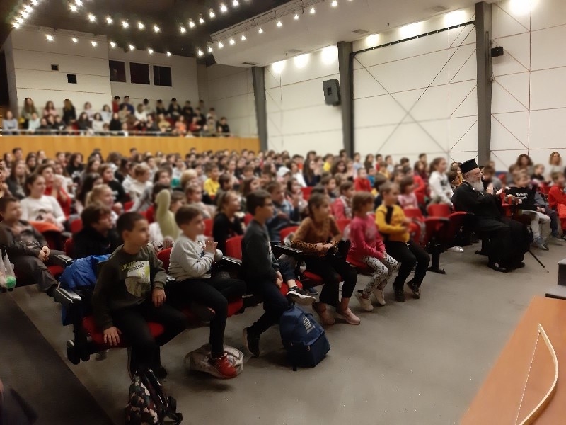 Ο Μητροπολίτης Χαλκίδος σε θεατρική παράσταση του συλλόγου Γονέων και ...