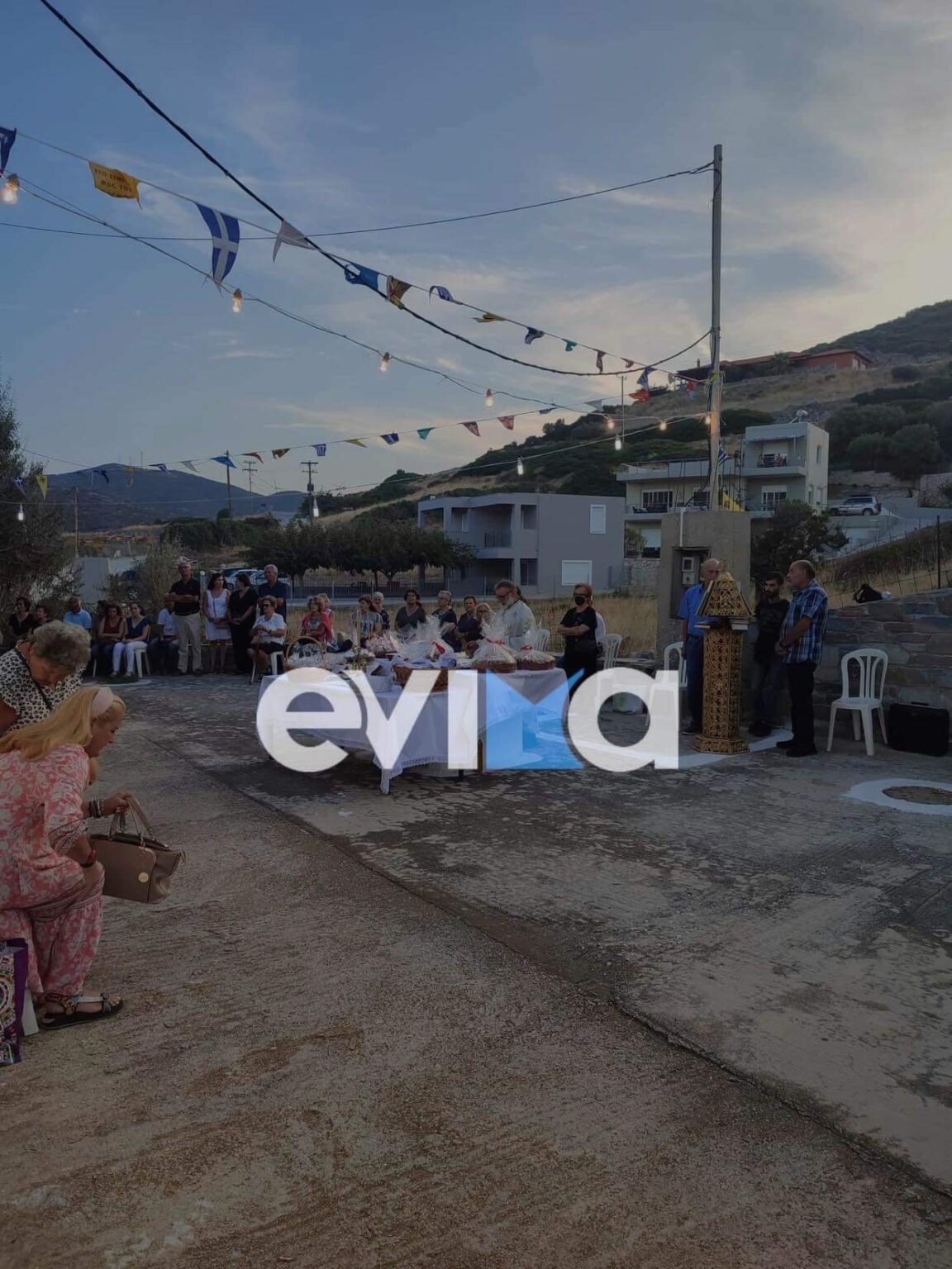 Εύβοια: Εσπερινός στο γραφικό εκκλησάκι του Άγιου Ιωάννη στο Στόμιο ...