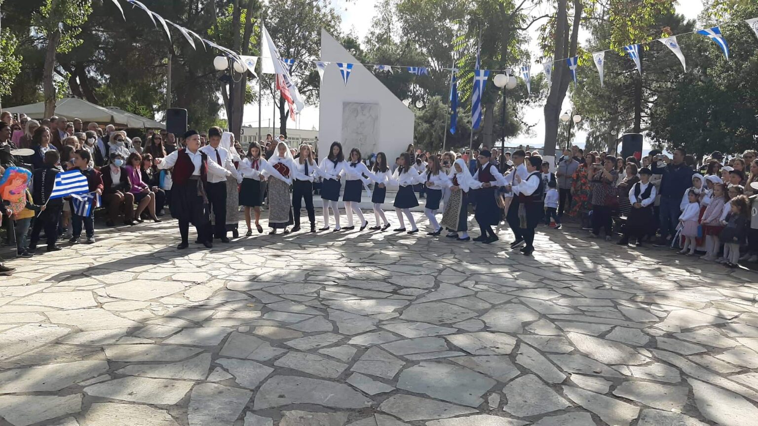 28η Οκτωβρίου: Έκλεψαν τις εντυπώσεις με τις παραδοσιακές φορεσιές οι ...
