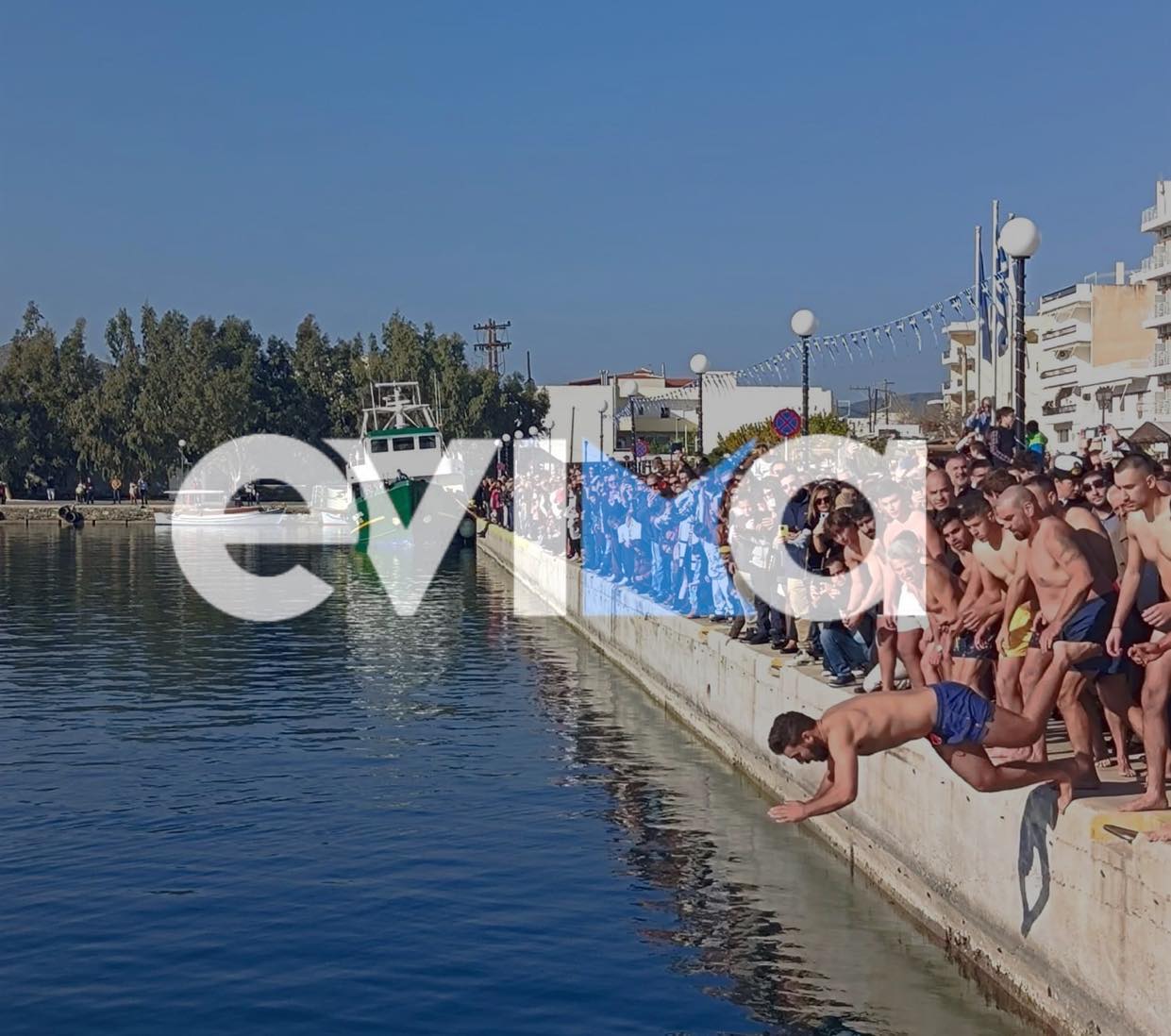Κάρυστος: Οι τολμηροί των Θεοφανείων -Έπεσαν για το σταυρό παρά τα ...