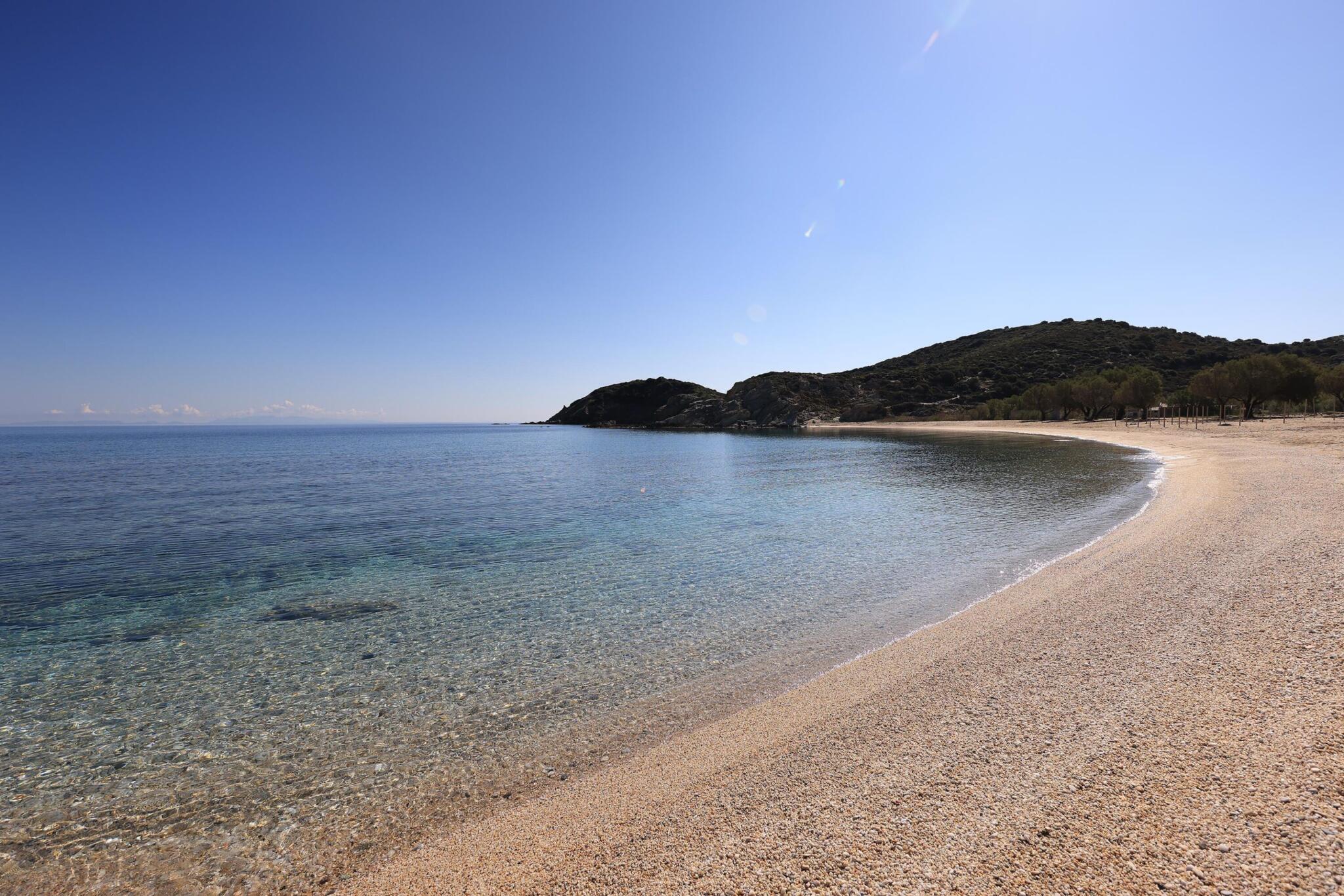 Μοναδική, αν και δίδυμη! Η παραλία της Εύβοιας που τα «σπάει» | eVima ...