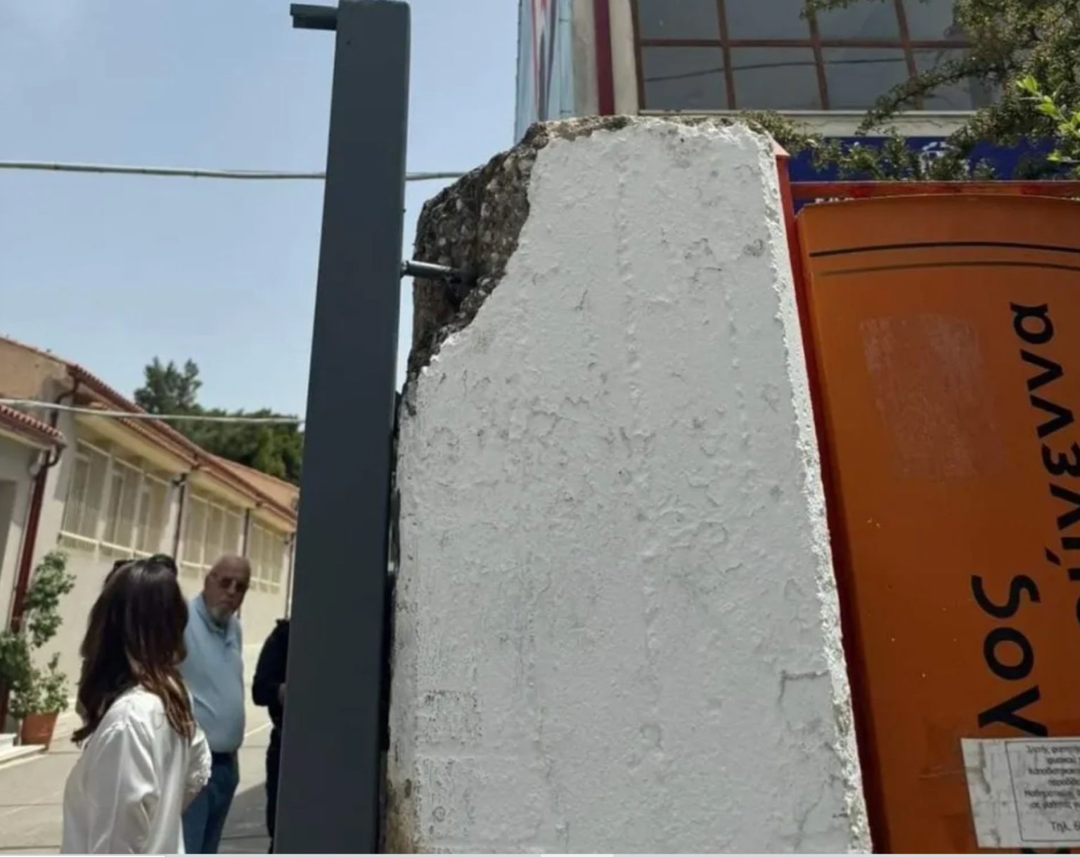 Κηφισιά: Πόρτα Δημοτικού σχολείου καταπλάκωσε τρεις μαθητές - Στο ...