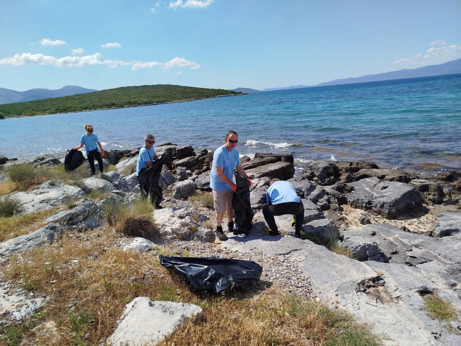 Εύβοια: Έκαναν «λαμπίκο» τις παραλίες παρουσία του αντιδήμαρχου ...