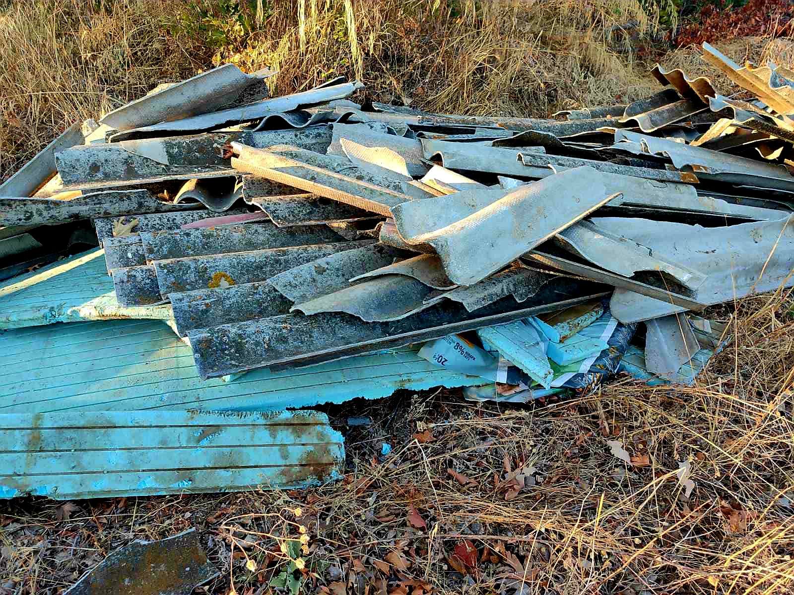 SOS για το περιβάλλον: Επικίνδυνα απόβλητα δίπλα σε ποτάμι στην Εύβοια