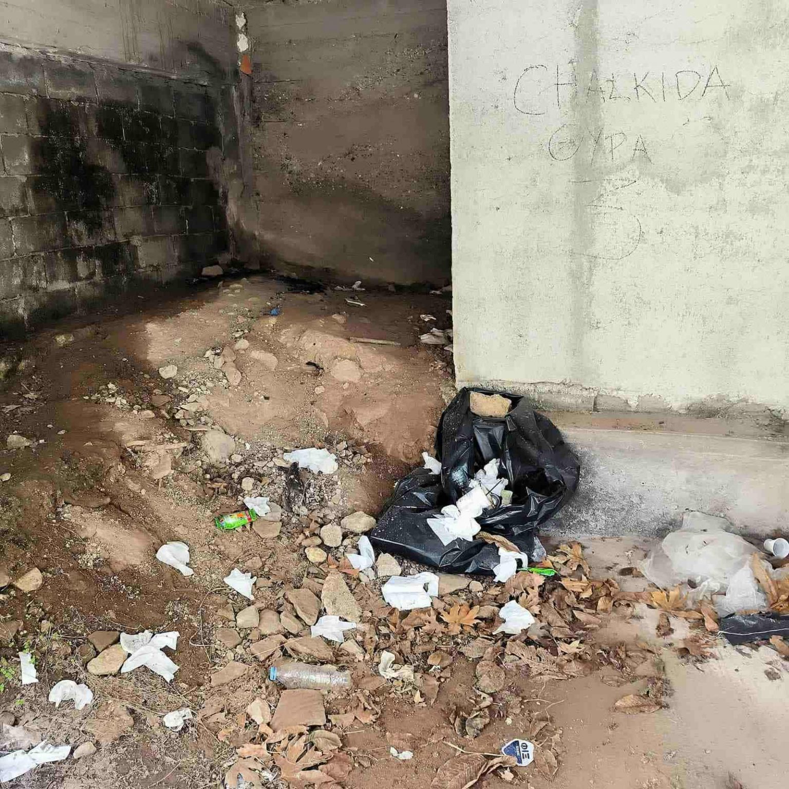 Γέμισαν με σκουπίδια γραφικό εκκλησάκι της Εύβοιας - Εικόνες ντροπής