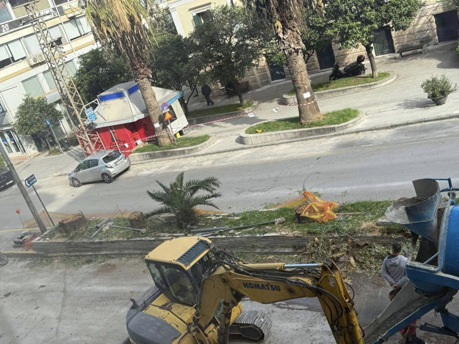 «Βροχή» οι αντιδράσεις για το ξερίζωμα των δέντρων σε κεντρικό δρόμο ...