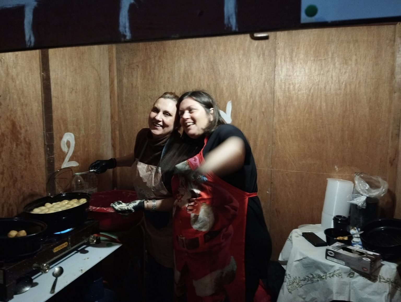 Εύβοια: Σε αυτό το χωριό άναψαν το χριστουγεννιάτικο δέντρο και έφαγαν ...