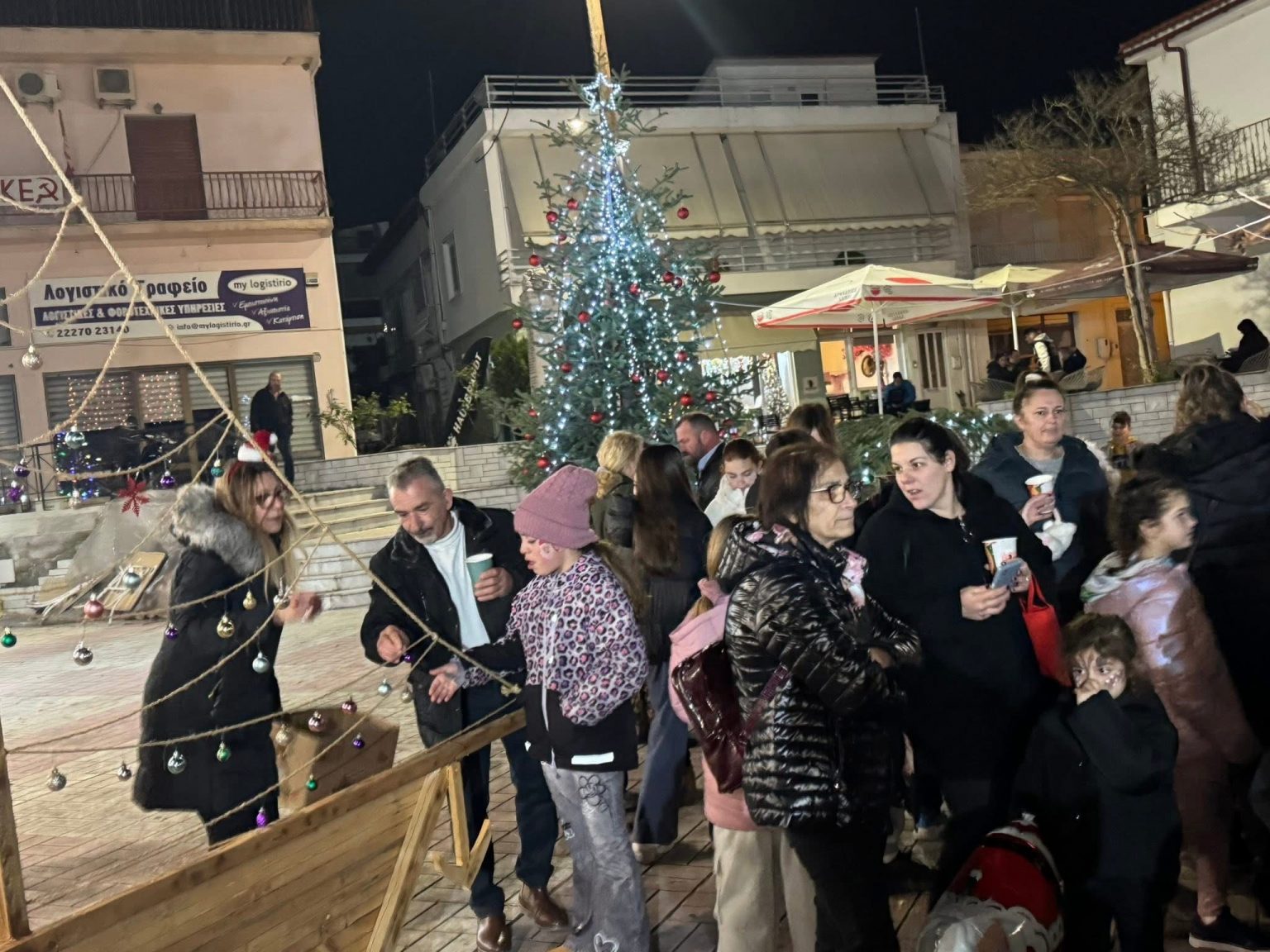 Σε αυτή την πλατεία της Εύβοιας «έσκασε μύτη» ο Άγιος Βασίλης (εικόνες)